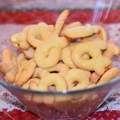 «Julebrevpikene» av Karin Bjørset Persen og Berlinerkranser etter ...