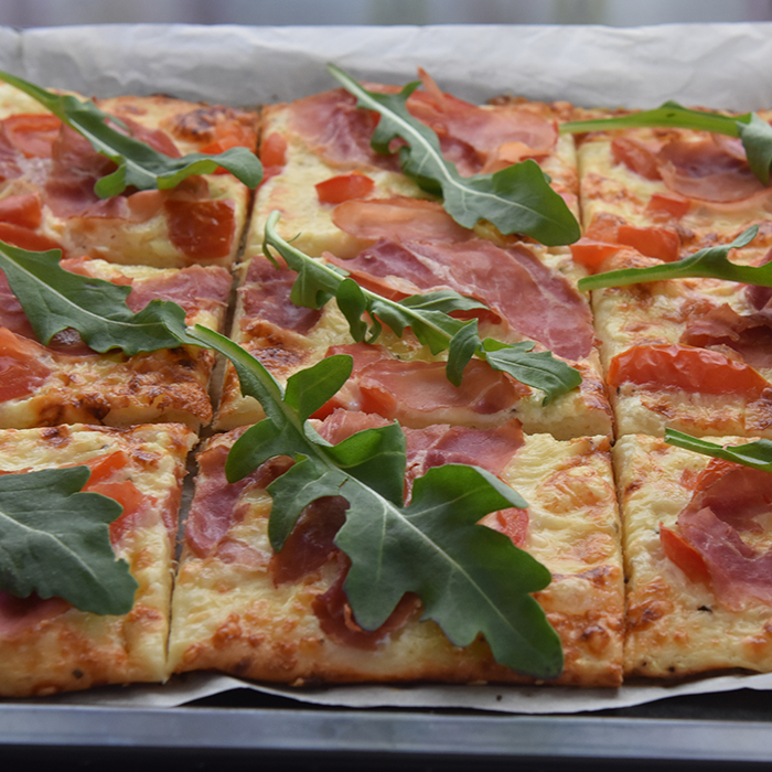 Lunsjfavoritt – Hvit pizza med spekeskinke og ruccula – Heidis boble