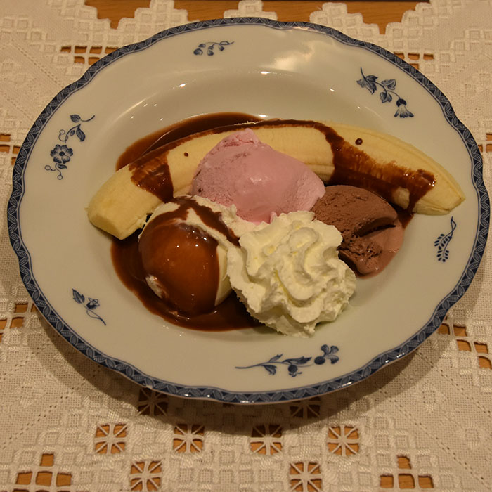 Banansplit med sjokoladesaus på 1-2-3 – Heidis boble
