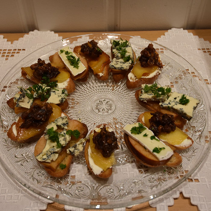 Forrett – Crostini med ost og epletilbehør – Heidis boble