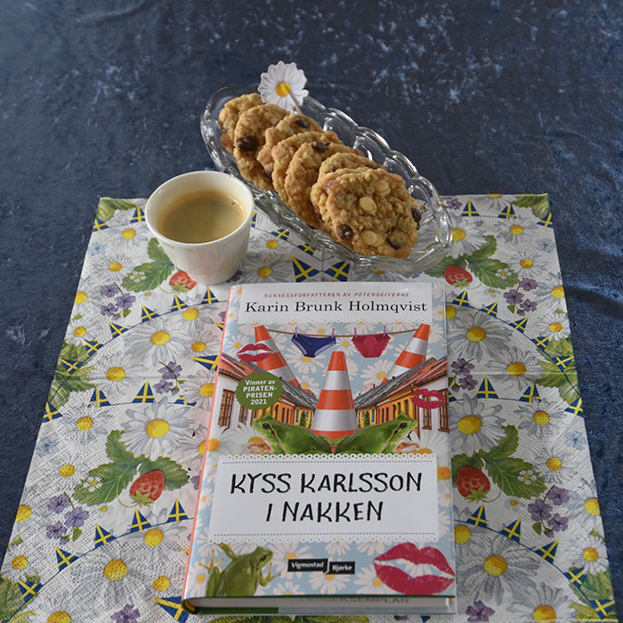 Holmqvist, Karin Brunk (2022) «Kyss Karlsson i nakken», Vigmostad ...