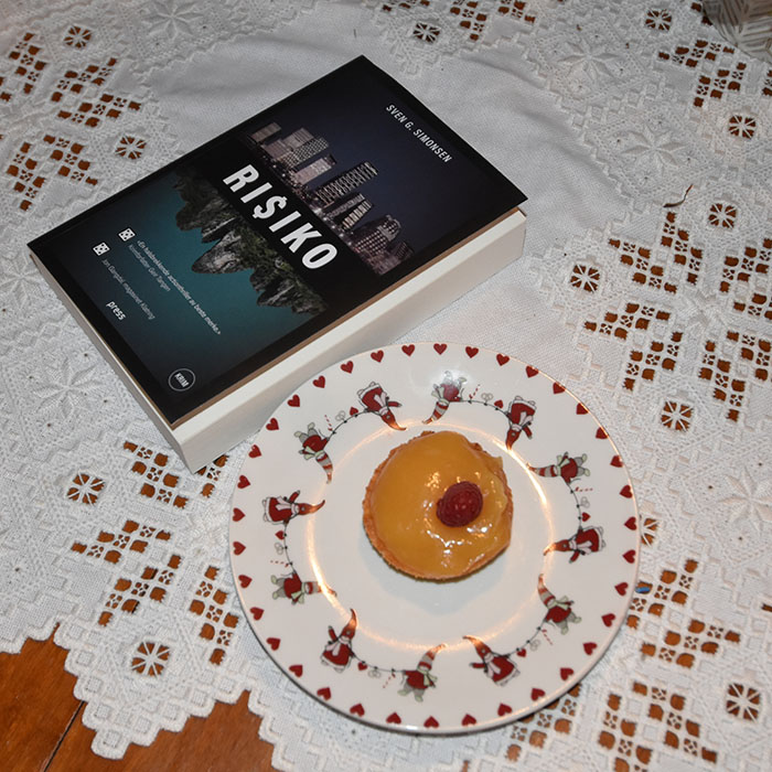 «Risiko», av Sven G. Simonsen med mini sitronterte – Heidis boble